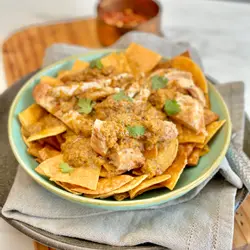 Chilaquiles con pollo asado y salsa mexicana "Super Pollo" - Receta ...